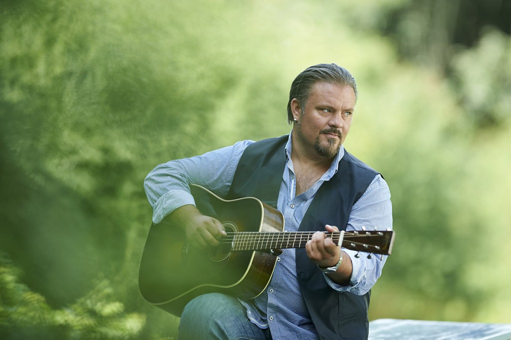 Perry Stenbäck, guitarist